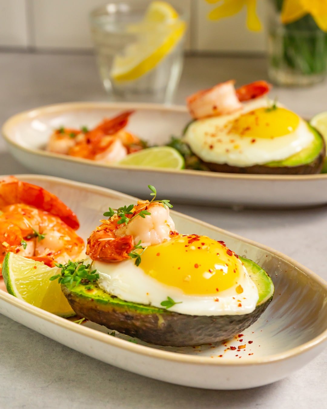 Gebackene Avocado mit Ei & Garnelen - schnell und einfach gemacht ...