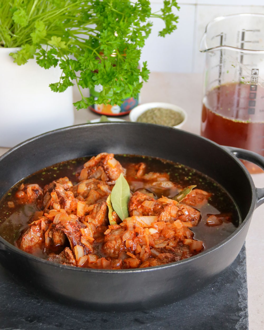 Klassisches Gulasch Rezept – Zartes Rindergulasch einfach genießen ...