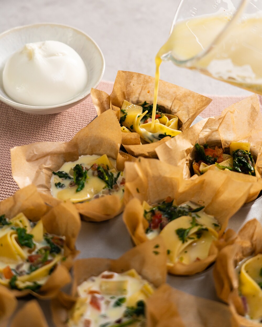 Nudelnester mit Spinat – Leckeres Rezept mit Burrata & Sauce ...
