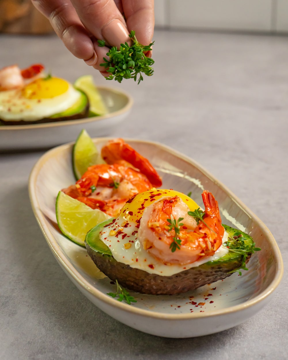Gebackene Avocado mit Ei & Garnelen - schnell und einfach gemacht ...